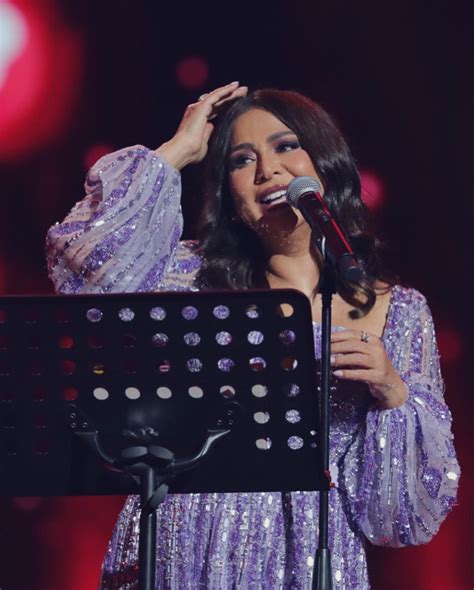 شاهد موسم الرياض يحتفل بعيد ميلاد نوال الكويتية أثناء غنائها على المسرح مـزمـز