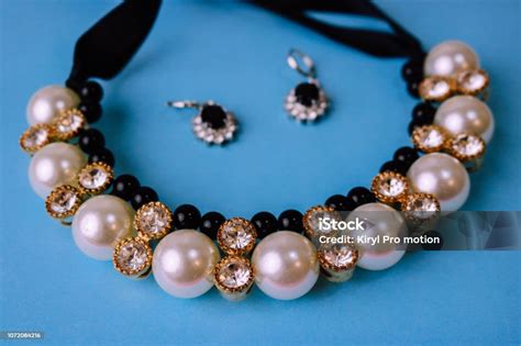 아름 다운 비싼 귀중 한 빛나는 보석 유행 매력적인 보석 목걸이 및 귀걸이 진주와 다이아몬드 다이아몬드는 파란색 바탕에 평면 위치 최고 보기 복사 장소 귀걸이에 대한 스톡