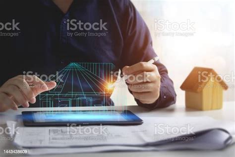 주택 계획 설계 주택 구조 청사진 엔지니어는 태블릿을 사용하여 청사진을 설계합니다 개념에 대한 스톡 사진 및 기타 이미지