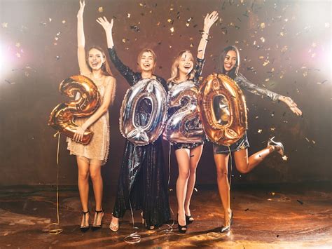 Heureuses Filles Magnifiques Dans Des Robes De Soirée Sexy élégantes