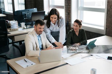 현대 사무실에서 노트북을 사용하여 프로젝트를 함께 진행하는 비즈니스 팀 3 명에 대한 스톡 사진 및 기타 이미지 3 명 30 34세 35 39세 Istock