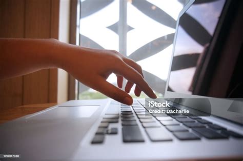 캐주얼 비즈니스 여자 손 노트북 키보드 입력 작동 합니다 개념에 대한 스톡 사진 및 기타 이미지 개념 교육 노트북 Istock