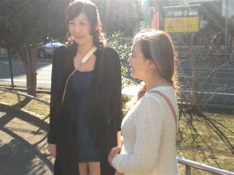 身動きが取れない満員電車内でもパンツを脱がせちゃう本物痴漢画像30枚 あだるとサイトナビ