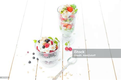 라즈베리 딸기 검은 건포도 키 위 크림 안경에 비스킷으로 디저트를 계층화 0명에 대한 스톡 사진 및 기타 이미지 0명 검은
