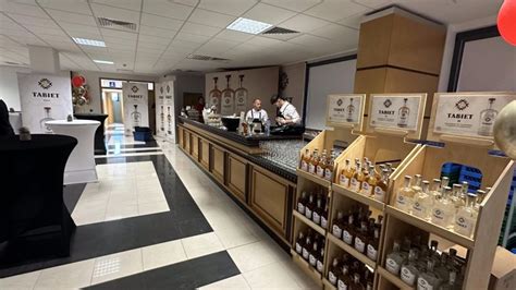 С панорамна гледка музика на живо и много стил гостите на Делион се насладиха на презентацията