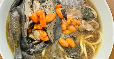 중국 허브를 곁들인 맛있는 검은 닭고기 수프 · 무료 스톡 사진