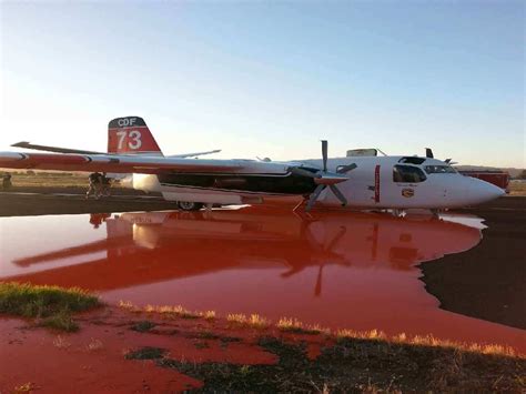 Cal Fire S 2t Tanker Plane Crash Lands Spills Retardant Closes Hemet