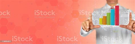 Doctor는 Hud 그래픽 인터페이스 와 대형 카피 스페이스가있는 산호 색 첨단 기술 배경 앞에 3d 성장 막대 객체를 보유하고 있습니다 데이터에 대한 스톡 사진 및 기타