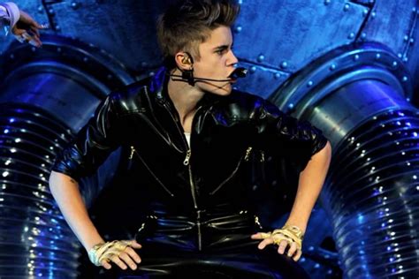 See Justin Bieber Fall Down Steps While Onstage In Canada