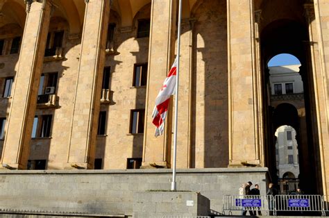 საბჭოთა ოკუპაციის დღესთან დაკავშირებით სახელმწიფო შენობებზე დროშები დაეშვა ტაბულა