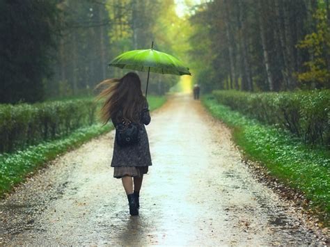 Девушка под дождем со спины фото и картинки Abrakadabra Fun