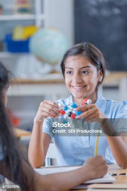 Siswa Sekolah Stem Cantik Di Kelas Kimia Foto Stok Unduh Gambar