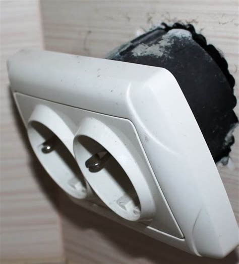 Как починить розетку в стене?