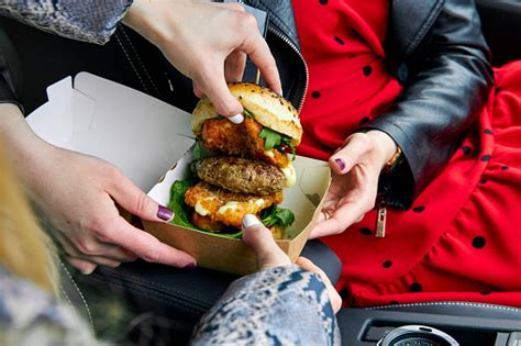 치즈를 곁들인 큰 육즙햄버거 두 개의 커틀릿 충전물을 보는 사람들 0명에 대한 스톡 사진 및 기타 이미지 0명 감자 요리 고기 Istock