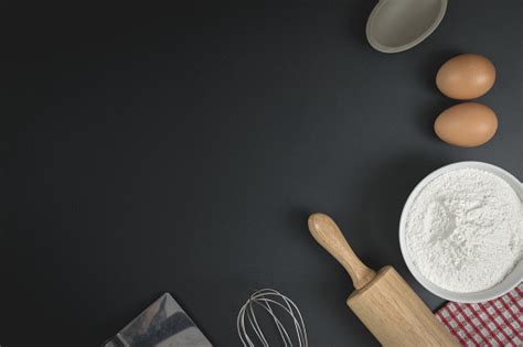 나무 반죽 롤러 밀가루 한 잔 거품기 와 검은 테이블에 더 많은 빵집 도구 복사 공간이있는 베이커리 작업 테이블의 상단보기 0명에 대한 스톡 사진 및 기타 이미지 Istock