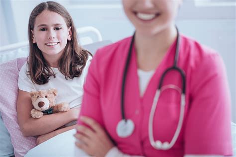 봉 제 장난감 아픈 소녀 미소 포그라운드에서 핑크 유니폼에 의사 아이에 대한 스톡 사진 및 기타 이미지 아이 백인종 가정 생활 Istock