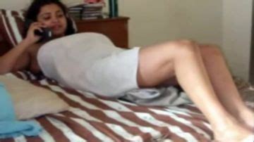 Dame Met Handdoek Praat Geil Aan Telefoon Porndroids Com