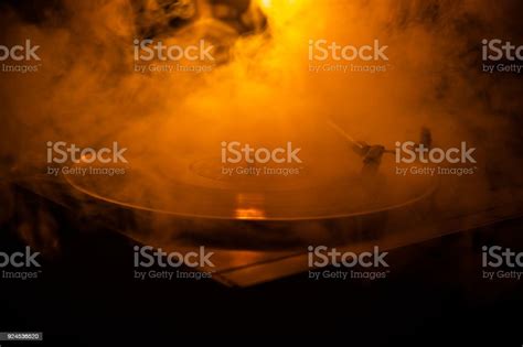 턴테이블 비닐 레코드 플레이어입니다 디스크 자키에 대 한 레트로 오디오 장비입니다 Dj 믹스 음악 재생을 위한 소리 기술 비닐 레코드 불타는 화재 배경에 재생 되 고