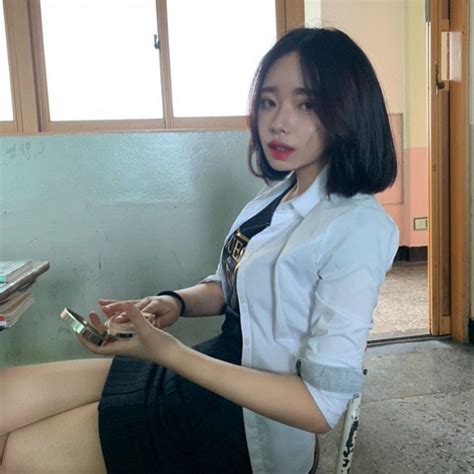 Instagram의 성예린 16 님 단발 학교 단발 교복 여자 교복 패션 몸매좋은 여자