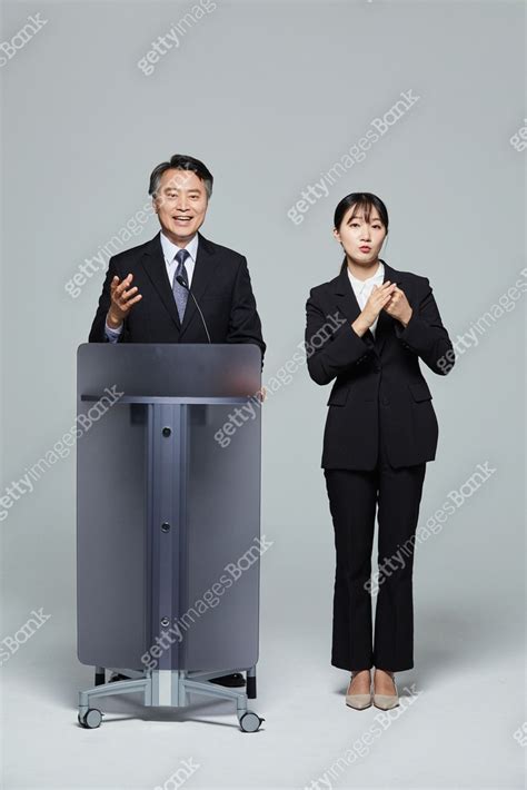 정치가 직업 프리젠테이션 연설 연설 대중연설가 전문직 대화 말하기 수화 커뮤니케이션컨셉 청각장애 이미지 Jv12053044 게티이미지뱅크