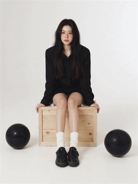 Dark Elegance Lora Han Vnai Shakker