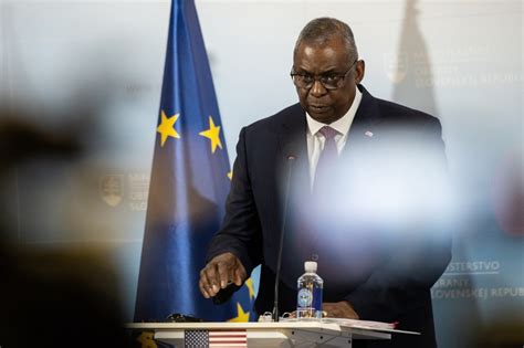 Секретарят по отбраната на САЩ Лойд Остин пристигна на посещение в България