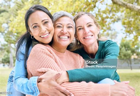 은퇴 여성 또는 편안한 환경에서 인물 프로필 사진 소셜 미디어 또는 라이프 스타일 자유 블로그에 대한 본딩 포옹 자연 공원 정원 또는 지역 사회에서 미소 행복하거나 노인