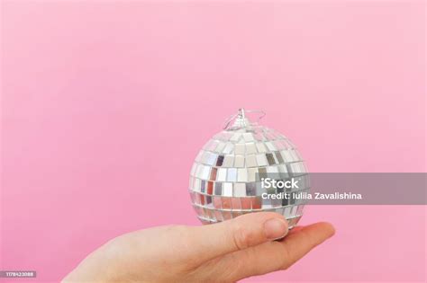 분홍색 파스텔 컬러의 트렌디 한 배경에 고립 된 크리스마스 장식 공을 들고 있는 최소한의 디자인 여성 12월에 대한 스톡 사진 및 기타 이미지 Istock