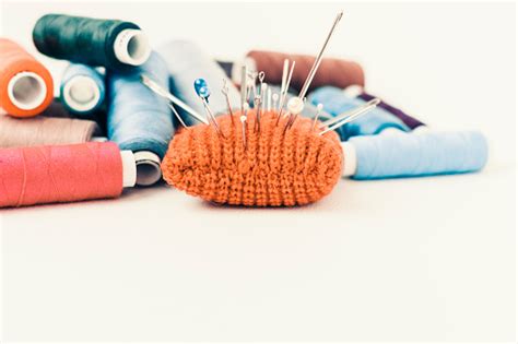 텍스트에 대 한 복사 공간 흰색 배경에 바느질 및 컬러 스레드 코일에 대 한 빨간 니트 바늘 패드 0명에 대한 스톡 사진 및 기타 이미지 Istock