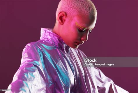 여성 홀로그램 패션 홀로그램 트렌드를 위한 얼굴 빛은 스튜디오 배경에 고립되어 있다 사이버펑크 모델의 미래지향적인 증기파 및 아트 컬러 재킷으로 복고풍 화장품과 메이크업이