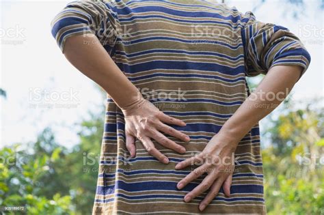 요 통 척추 부상 및 야외에서 근육 문제 문제에서 고통 하는 사람 건강관리와 의술에 대한 스톡 사진 및 기타 이미지 건강관리와 의술 건강한 생활방식 경련 Istock