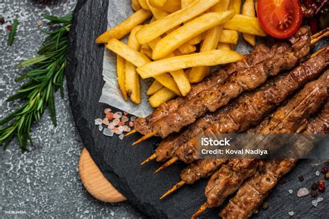 감자 튀김과 야채 그루지야 어 요리와 나무 꼬치에 바베큐 고기 풍성한 점심 또는 저녁 식사 배너 메뉴 텍스트 레시피 장소 평면도 0명에 대한 스톡 사진 및 기타 이미지