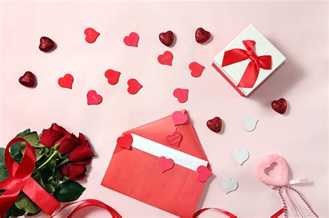 발렌타인 데이 또는 여성의 날 인사말 카드 리본과 분홍색 배경에 하트와 러브 레터와 빨간 장미 축제 배경 2 월 14 결혼식에 대한 스톡 사진 및 기타 이미지 Istock