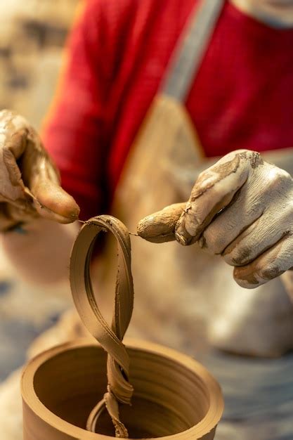 Un Potier Masculin Fait Un Vase De Poterie Modélisation De Largile Faisant De La Céramique
