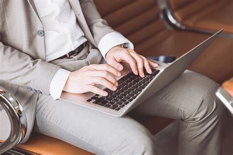 근접 촬영 사업가 손 대기 벤치에 앉아 노트북 컴퓨터에 타이핑 무선 개념 작업 경영자에 대한 스톡 사진 및 기타 이미지 경영자 고름 남자 Istock