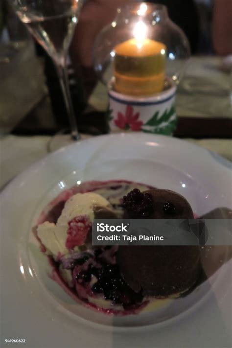 블루베리와 바닐라 아이스크림 맛 있는 초콜릿 용암 케이크 디저트 0명에 대한 스톡 사진 및 기타 이미지 0명 공휴일 과일 Istock