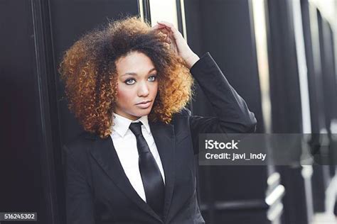 블랙힐스 여성사업가인 안전띠를 어울리다 및 침목 In 우르바노 배경기술 가을에 대한 스톡 사진 및 기타 이미지 가을 거리 곱슬 머리 Istock