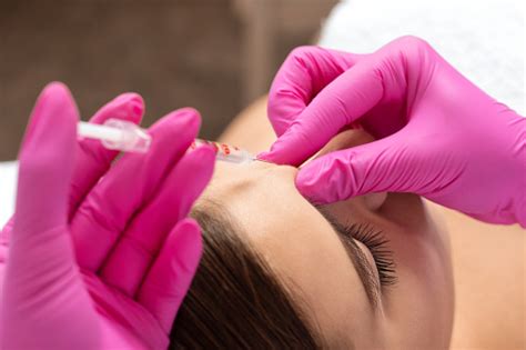 미용사는 아름다운 여성의 얼굴에 주름 주사를 젊어지게합니다 뷰티 살롱에서 여성 미용 실약 16 17 살에 대한 스톡 사진 및 기타 이미지 Istock