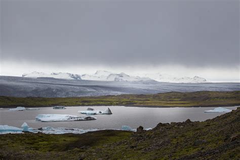 호수 앞에 얼음 바위를 많이 가진 빙하의 멋진 전망 배경에 눈이 있는 산악 범위 빛과 그림자 차가운 물과 자연 속에서 힘든 바람 0명에 대한 스톡 사진 및 기타 이미지