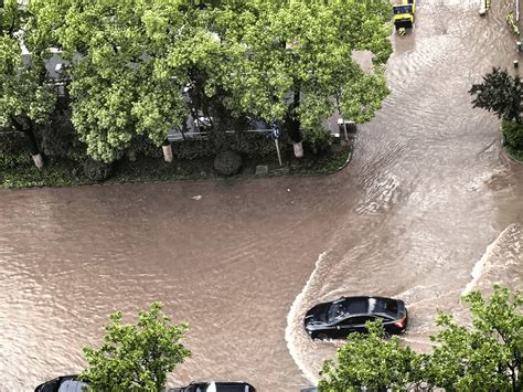 暴雨袭长沙：地铁多条线路停运，部分地段积水严重路口雨量小时