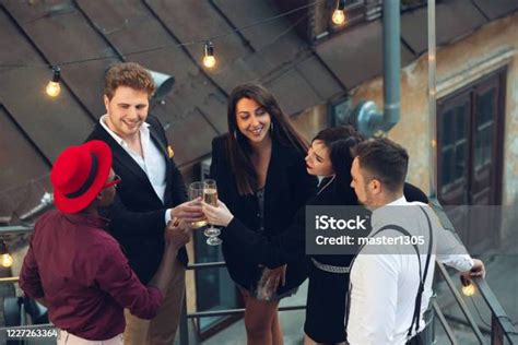 여름 저녁에 램프의 따뜻한 빛에 축하 기업 젊은 친구 동료는 행복 보인다 이야기 재미를 기업 비즈니스에 대한 스톡 사진 및 기타 이미지 Istock