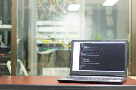 Css 자바 스크립트 및 Html을 사용하여 웹 응용 프로그램을 개발하는 화면 스크립팅 텍스트 노트북 화면 0명에 대한 스톡