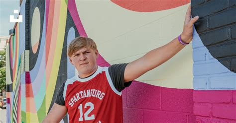 빨간색과 흰색 크루넥 티셔츠를 입은 소년이 농구공을 들고 있다 사진 Unsplash의 무료 스포츠 이미지