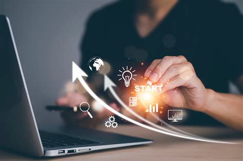 시작 개념 디지털 태블릿에서 최신 가상 인터페이스에 아이콘 비즈니스 및 네트워크 연결이 있는 노트북 사업가 터치 태블릿 및