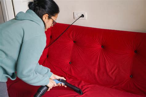 집에서 진공 청소기로 소파를 청소하는 여성 청소 서비스 개념 가구에 대한 스톡 사진 및 기타 이미지 가구 가사 집안일 가정 생활 Istock