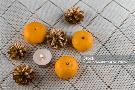 관화 골든 콘과 밝은 배경에 불타 장식 촛불의 크리스마스 구성 12월에 대한 스톡 사진 및 기타 이미지 12월 가문비나무