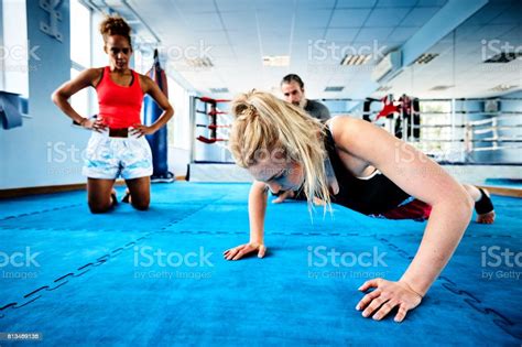 푸시를 하 고 여자는 체육관에서 피트 니스 트레이너와 함께 Ups 3 명에 대한 스톡 사진 및 기타 이미지 3 명 강사