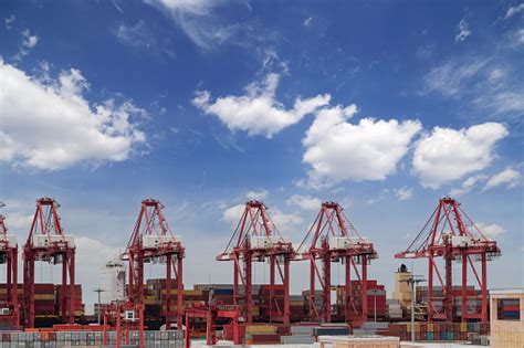 조선소에서 크레인 교량이 작동하는 컨테이너 화물선 및 화물기의 물류 및 운송 0명에 대한 스톡 사진 및 기타 이미지 0명 건설 기계류 경제 Istock