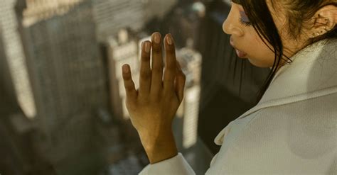 뒷모습 베이지 코트 수직 쐈어 스타일리시한 아름다운 예쁜 유리창 패셔너블한 패션에 관한 무료 스톡 사진