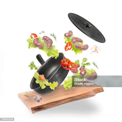 나무 판에 프라이팬에 떨어지는 흰색 배경에 향신료와 소시지 0명에 대한 스톡 사진 및 기타 이미지 0명 가공육 건강에 좋지 않은 음식 Istock